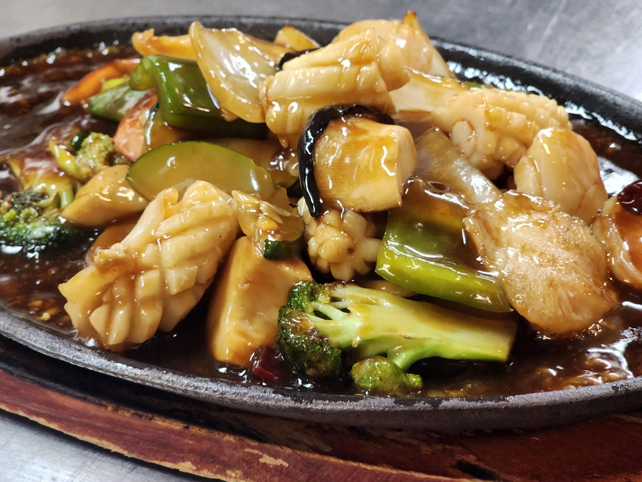 Sizzling seafood combos of Hokkaido with veggies in Kung pao sauce ...